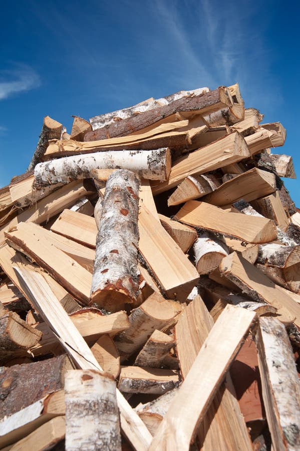 Een Zwart-witte Stapel Van Gehakt Hout Voor Het Fornuis En De Open ...