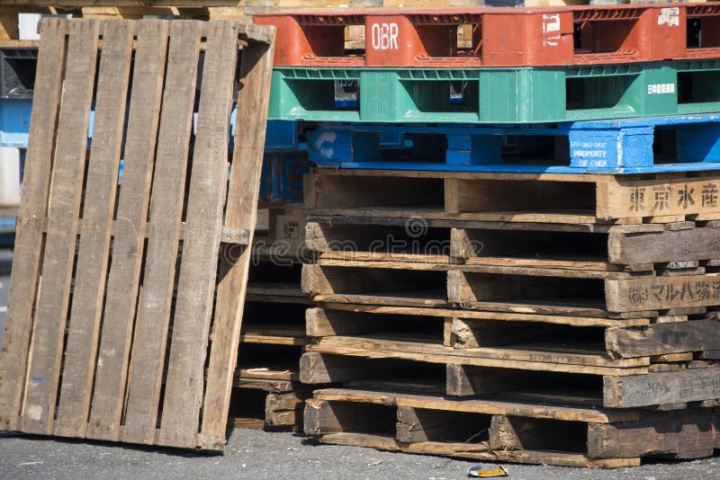Stapel Van Pallets Op Het Strand Stock Afbeelding - Image of pallet ...