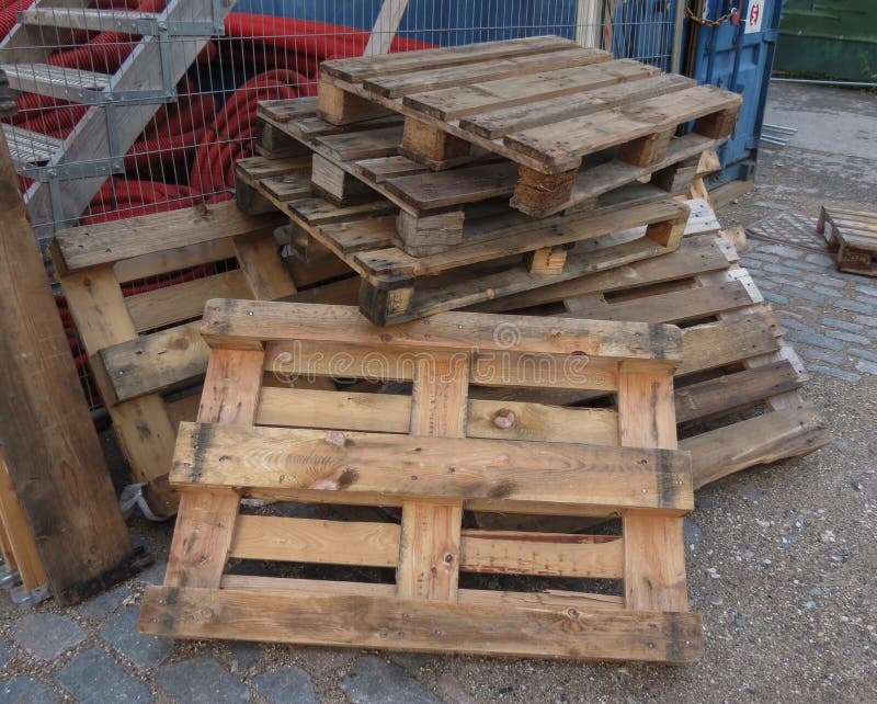 Berg Pallets Met Rode Stenen Op De Straten Van De Stad. Bouwmaterialen ...