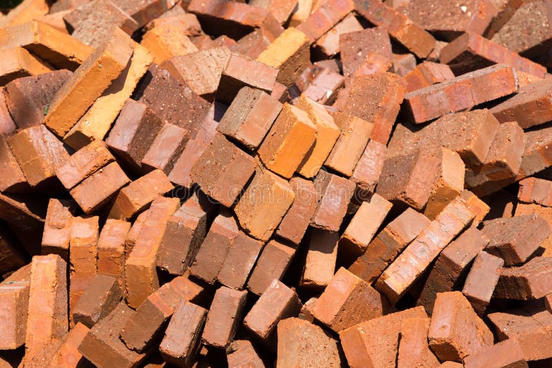 Stapel Van Rode Bakstenen Buiten in De Zon Stock Foto - Image of blok ...