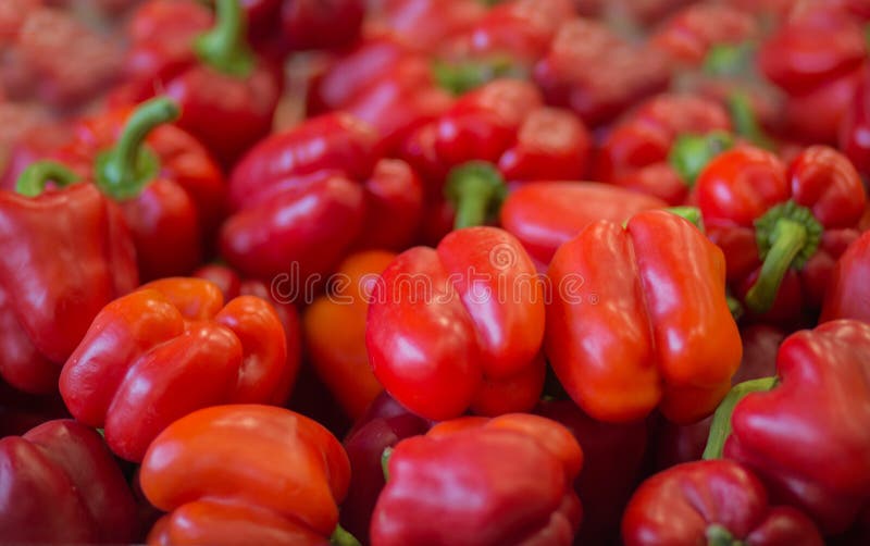 Stapel Van Rode Groene Paprika's Stock Foto - Image of rijp, vegetariër ...