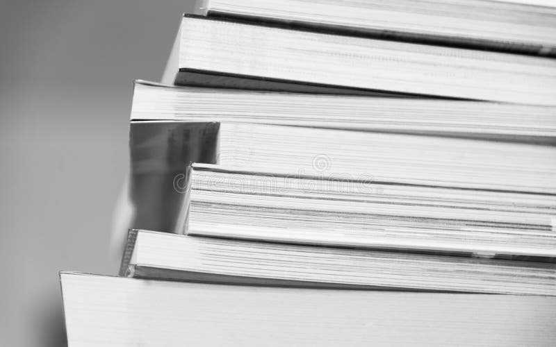 Boeken Op Boekenkast In Zwart-wit Stock Foto - Afbeelding bestaande uit ...