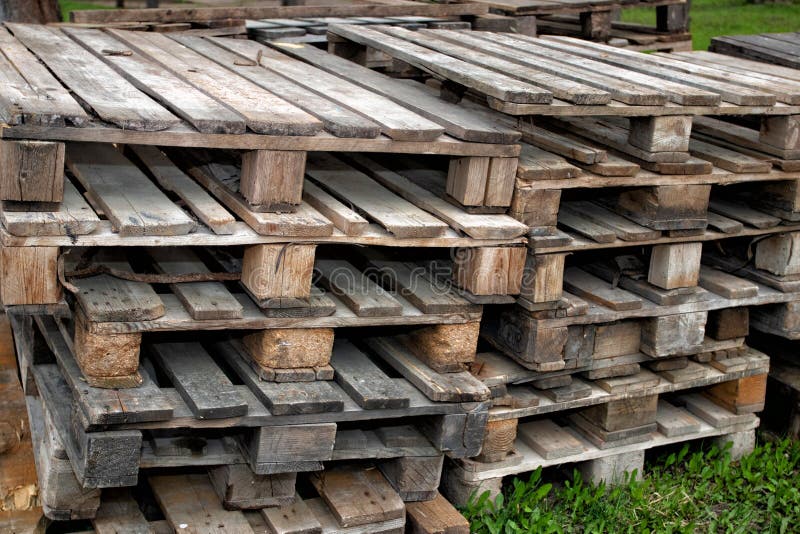 Stapels Oude Houten Pallets Stock Afbeelding - Image of bruin, stapel ...