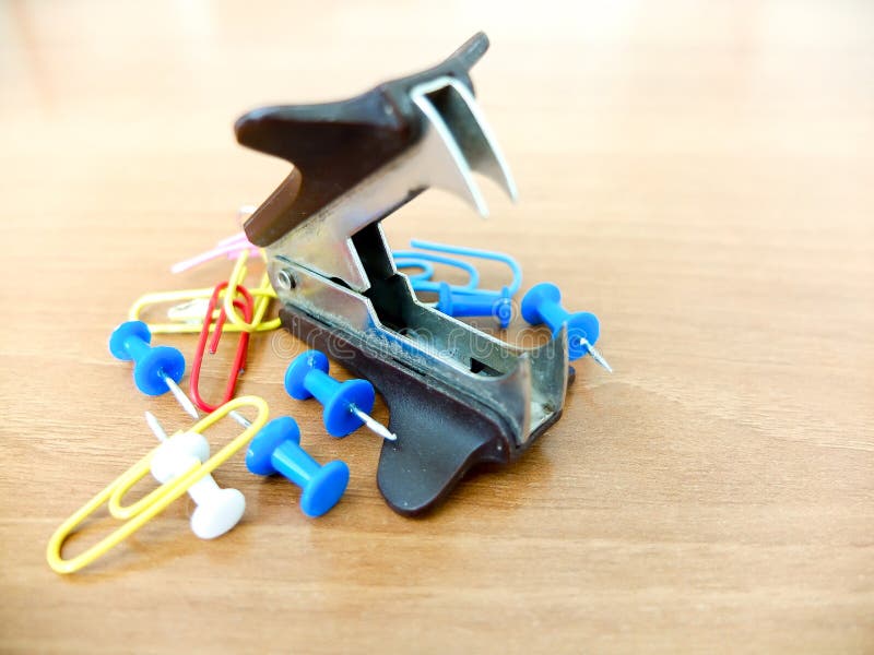 Staple Remover, Office Tool. Metal Extractor, Stapler with Curved Jaws ...