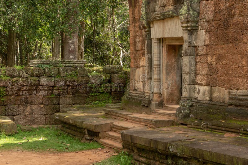 Stappen Aan Ingang Om Bostempel Te Stenigen Stock Foto - Image of reis ...