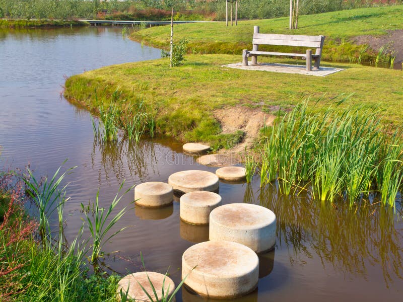 Stapstenen in water stock afbeelding. Image of sprong - 50528065