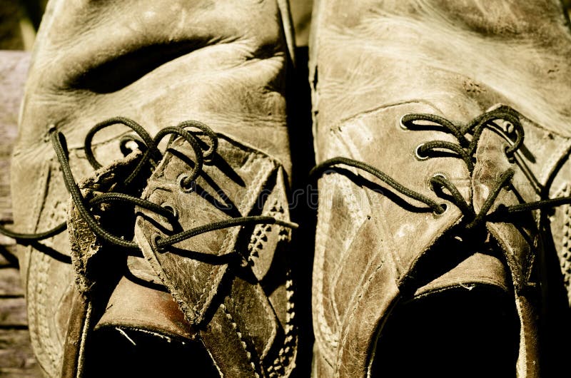 Stare buty zdjęcie stock. Obraz złożonej z brudny, sznurowadło - 64328508