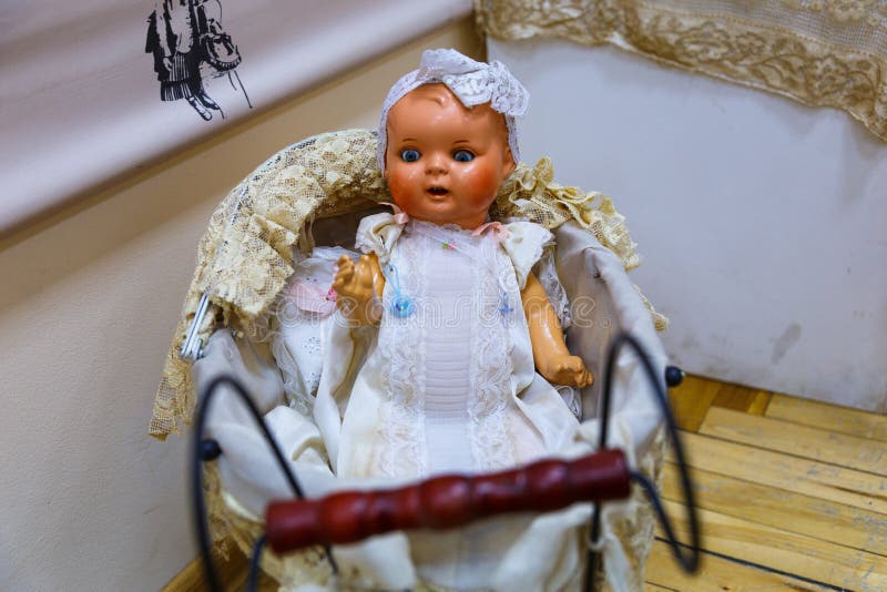 Stare lalki fotografia editorial. Obraz złożonej z pchła - 85839342