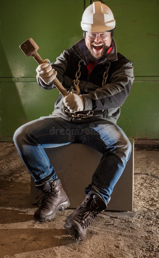 Starke Arbeitskraft Mit Eisenkette Und -vorschlaghammer Stockbild ...