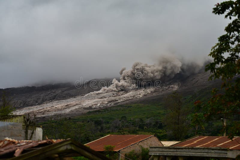 Starke Asche Vom Vulkan Sinabung Wird Entlang Der Seite Von Verbreitet ...