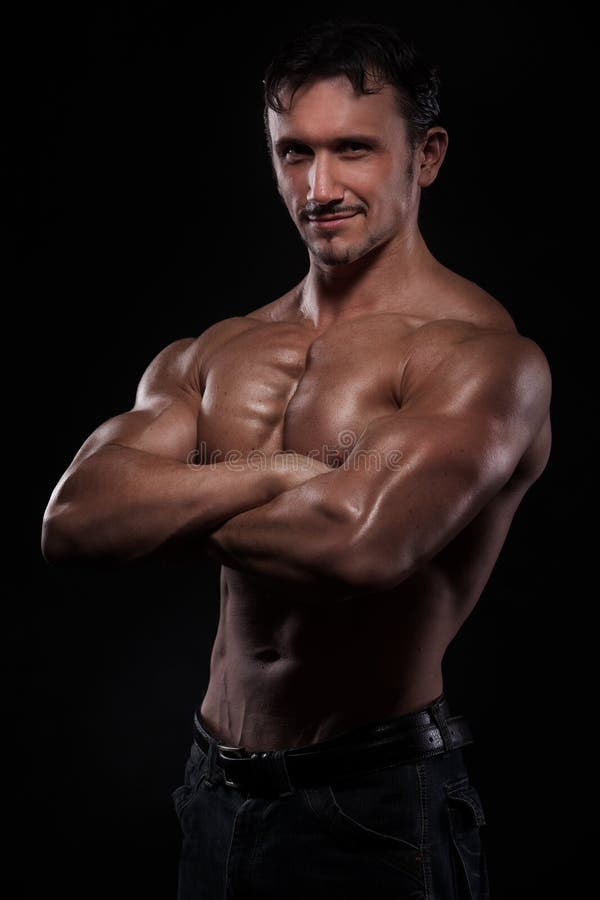 Starker Athletischer Männerkörper Stockfoto - Bild von hand, leistung ...