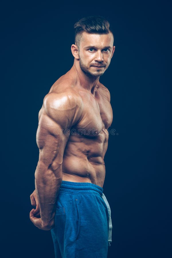 Starker Athletischer Mann in Der Sonnenbrille Auf Schwarzem Stockfoto ...