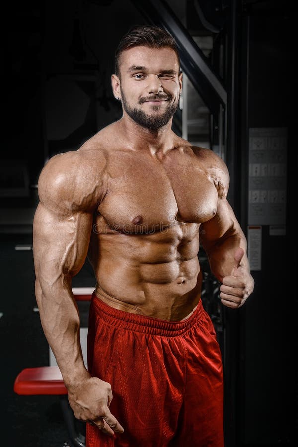 Starker Bodybuildermann stockbild. Bild von anheben, aktiv - 81010069
