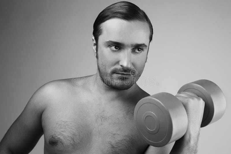 Starker Mann mit Dumbbells stockbild. Bild von schwarzes - 16129861