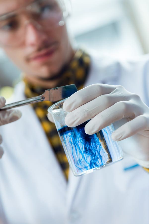 Starker Wissenschaftler, Der Experiment Im Labor Macht Stockfoto - Bild ...