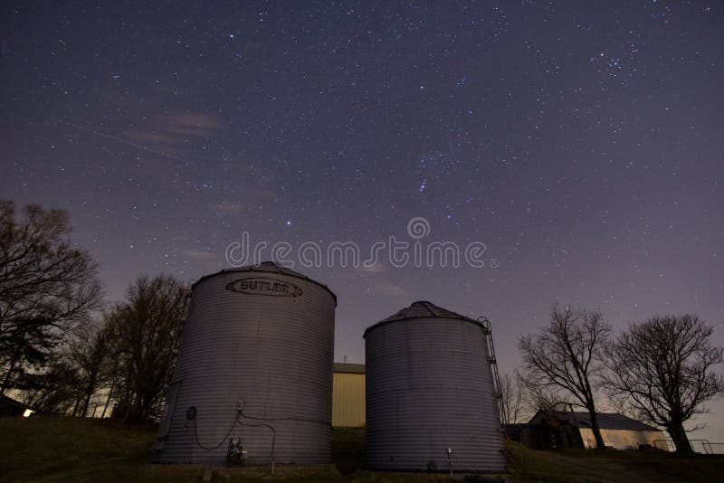 Stars over Grain Bin editorial stock image. Image of late - 87394119