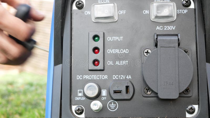 Starting an Electric Gasoline Generator with a Cord. Output Voltage ...