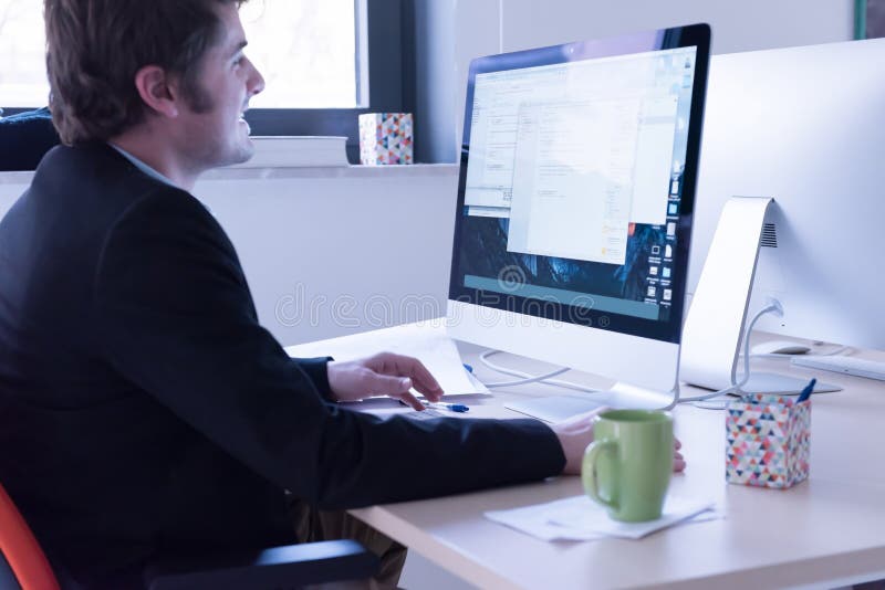 Startzaken, Softwareontwikkelaar Die Aan Computer Werken Stock Foto ...