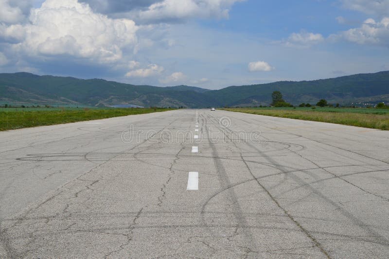 Lotniskowy pas startowy zdjęcie stock. Obraz złożonej z horyzont - 47038714