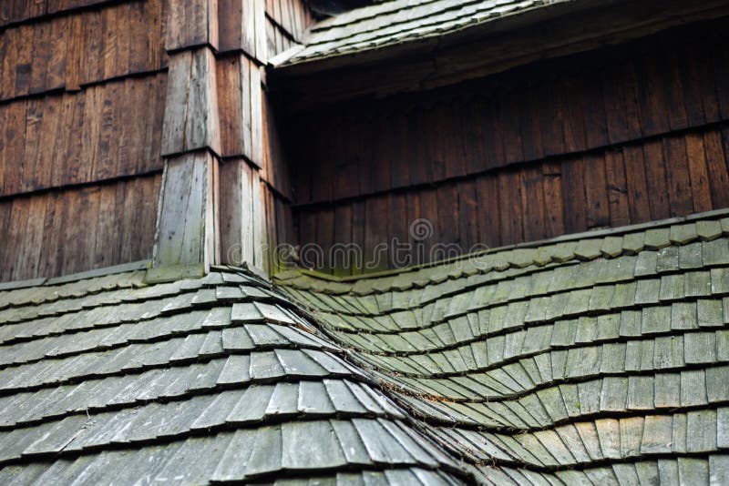 Stary drewniany gontu dach obraz stock. Obraz złożonej z zatarty - 50032069