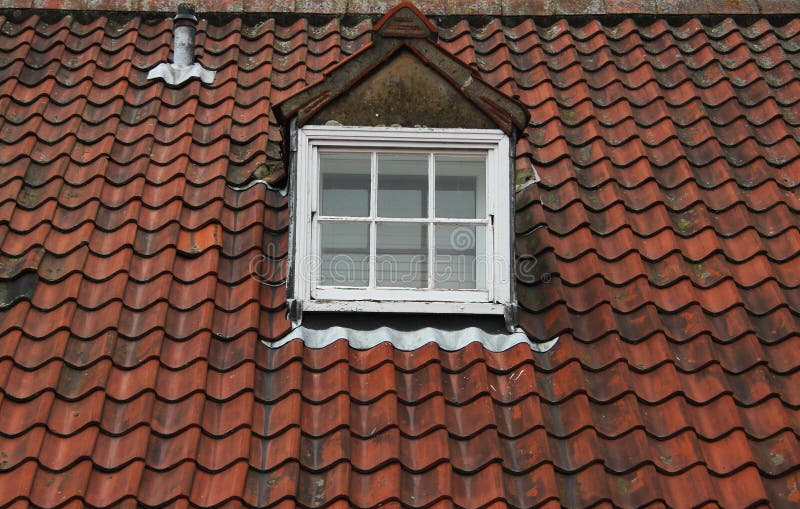 Stary Dachówkowy Dach obraz stock. Obraz złożonej z kolor - 67339987