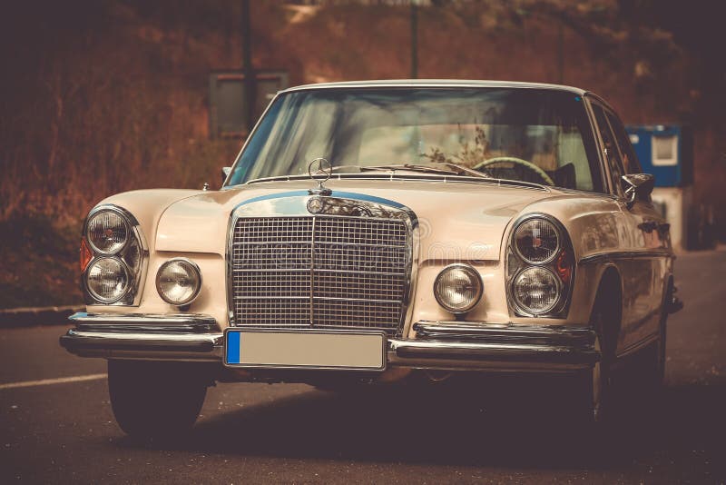 Stary Retro Mercedes-Benz 508D Campervan Podróżujący Z Niemiec Do ...