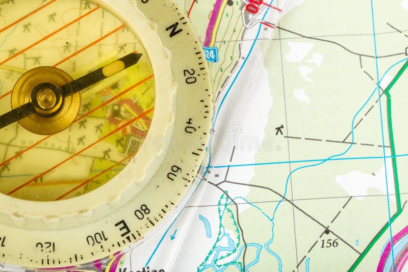 Stary Turystyczny Kompas Na Mapie Zdjęcie Stock - Obraz złożonej z mapa ...