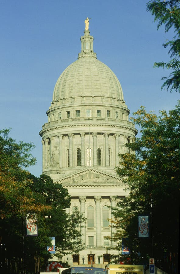State Capitol of Wisconsin editorial image. Image of patriotism - 23166985