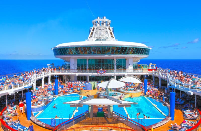 Statek Wycieczkowy Basenu Pokład Obraz Editorial - Obraz złożonej z ...