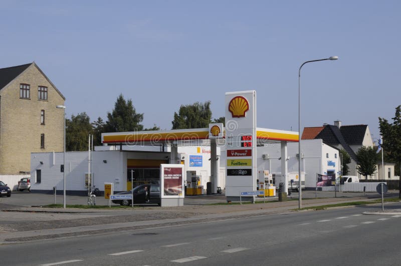 STATION D'ESSENCE DE SHELL photographie éditorial. Image du images ...