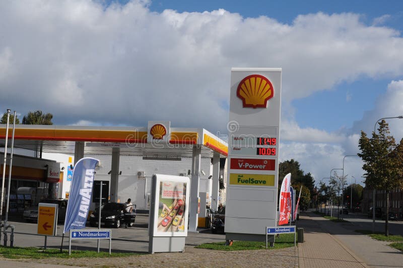 STATION D'ESSENCE DE SHELL photographie éditorial. Image du images ...
