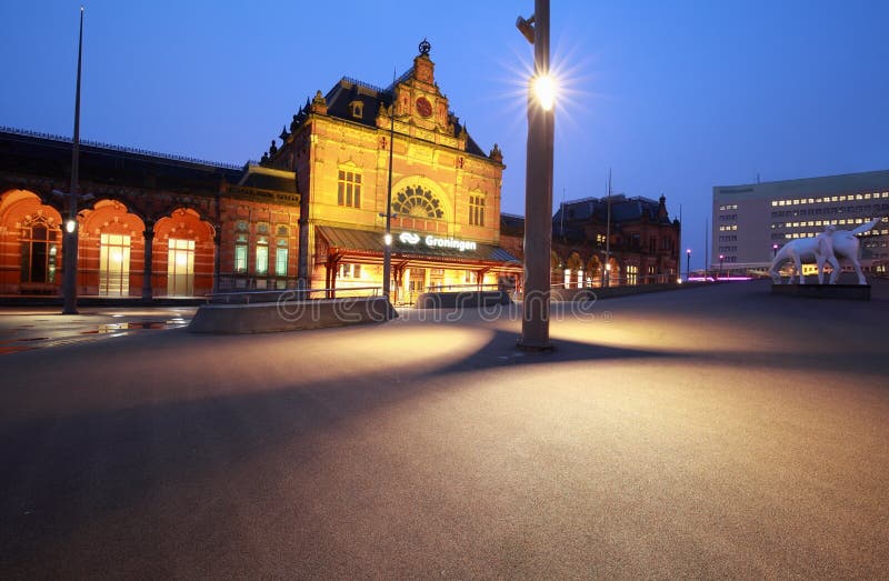 Station in Groningen Bij Nacht Stock Afbeelding - Image of nacht, trein ...