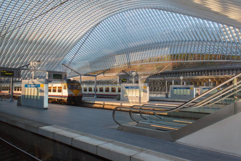Station Luik-Guillemins redactionele stock foto. Afbeelding bestaande ...