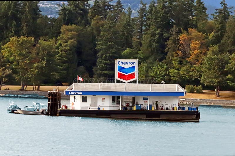 Station Service De Chevron Sur L'eau Photo éditorial - Image du ...