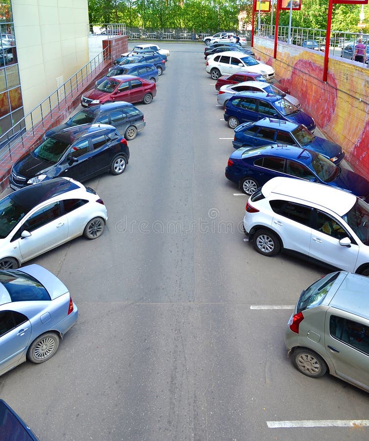 Voitures De Stationnement Sur La Rue Photo stock - Image du moderne ...