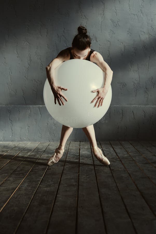 Statische Balletdanser Die Gebruikend De Witte Ballon Presteren Stock ...