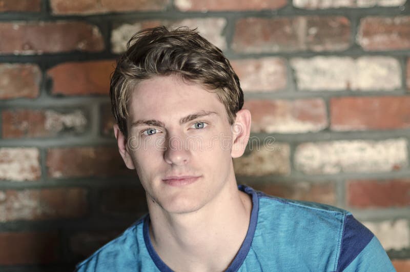 Hübscher Jugendlicher Im Weißen Hemd Stockfoto - Bild von stehen ...