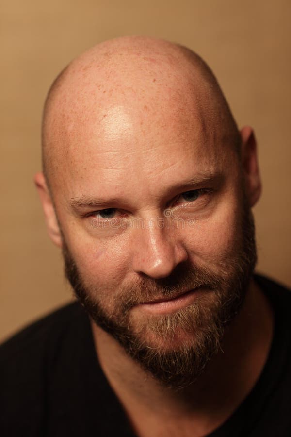 Attraktiver Mann mit Bart stockfoto. Bild von rasiert - 18867814