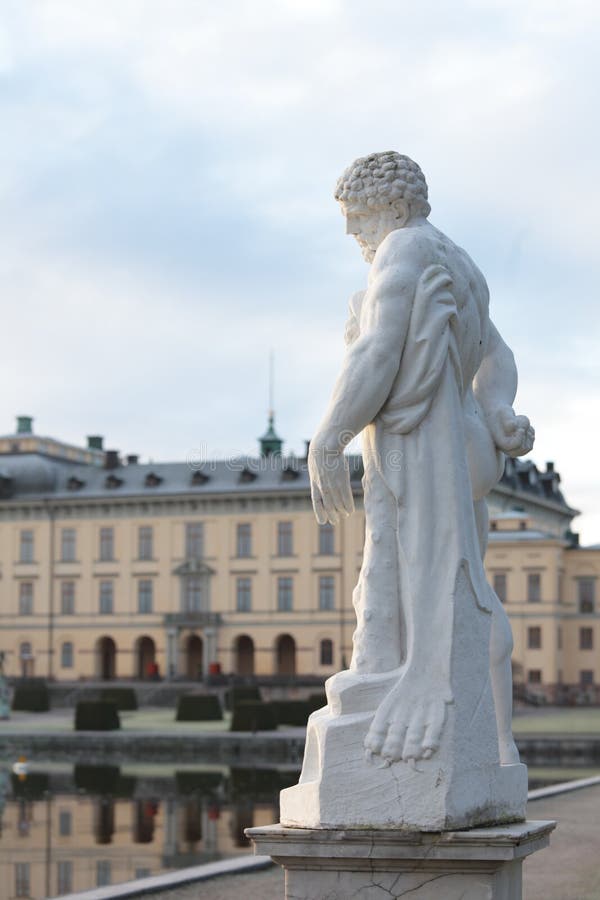 Statua Classica Della Donna Al Sole Nella Parco Idrografico Autunnale ...
