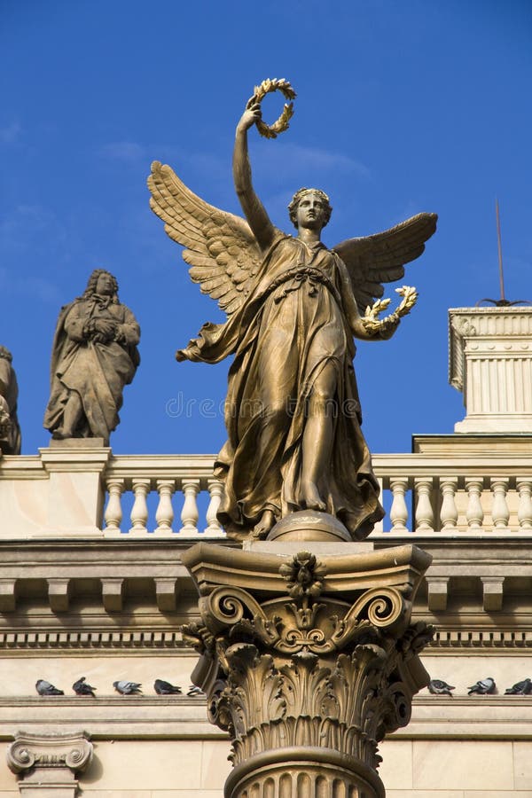 Statua con le ali immagine stock. Immagine di turismo - 27495181