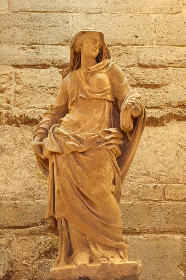 Statua dalla feritoia fotografia editoriale. Immagine di mitologia ...