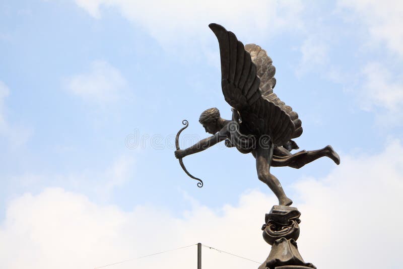 Statua del cupido immagine stock. Immagine di mitologia - 45441161
