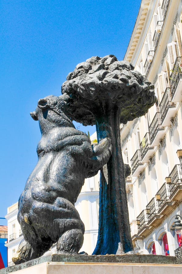 Statua Dell'orso E Della Fragola Simbolo Di Madrid Nella Piazza Puerta ...