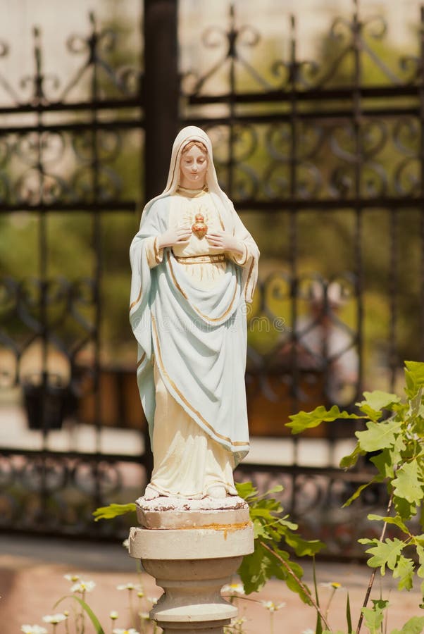 Statua Di Mary Che Prega Dentro Fotografia Stock - Immagine di isolato ...