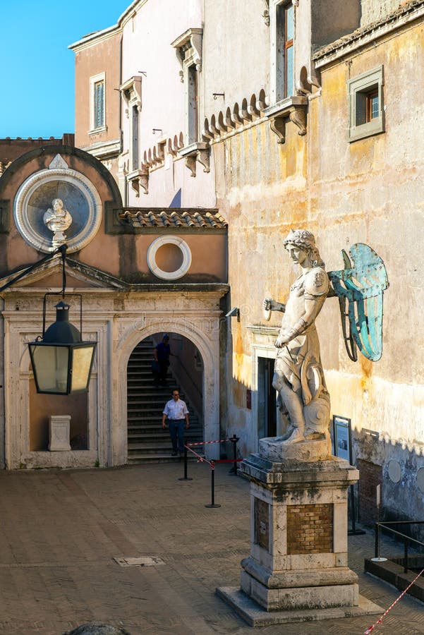 Statua Di Michael Di Arcangelo in Castel Sant ' Angelo, Roma Immagine ...