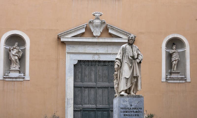 Statua Di Nicola Pisano a Pisa, Italia Immagine Stock - Immagine di ...