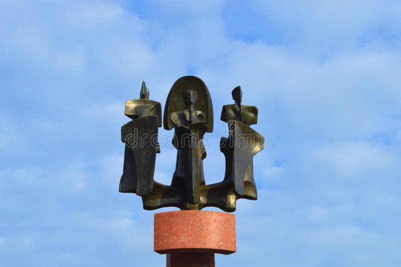 Statua Di Pietra Di Tre Persone Fotografia Stock - Immagine di cielo ...