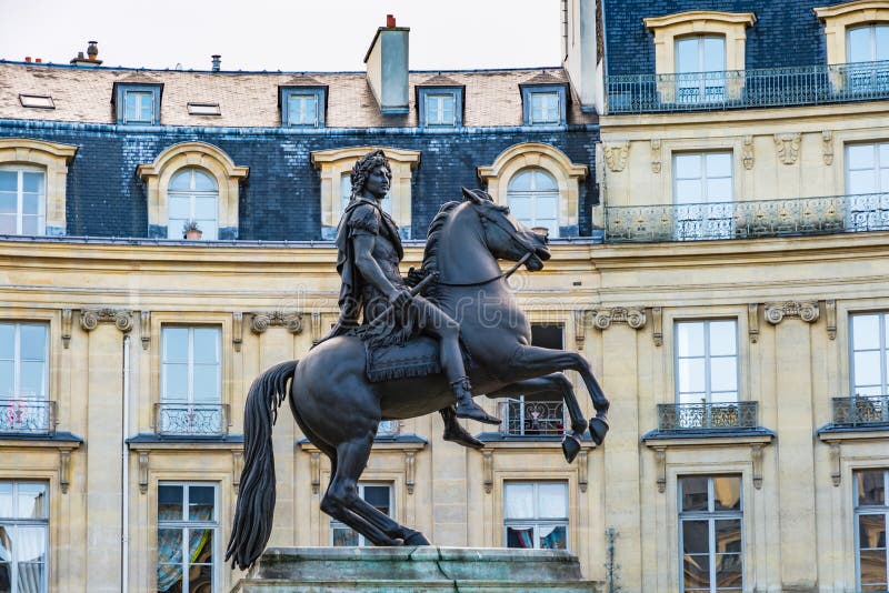 Statua Di Re Luigi XIV in Victory Square a Parigi Immagine Stock ...