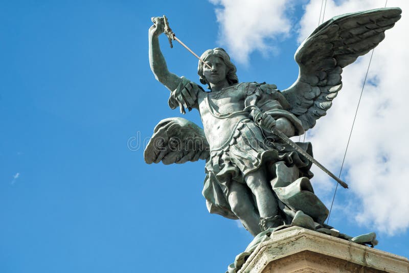 Statua Di St Michael Sopra Il ` Angelo Di Castel Sant a Roma Fotografia ...