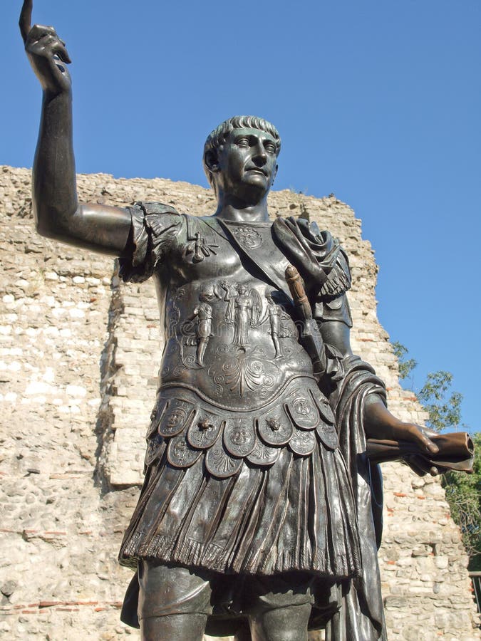 Statua Di Traiano Dell'imperatore Immagine Stock - Immagine di antico ...